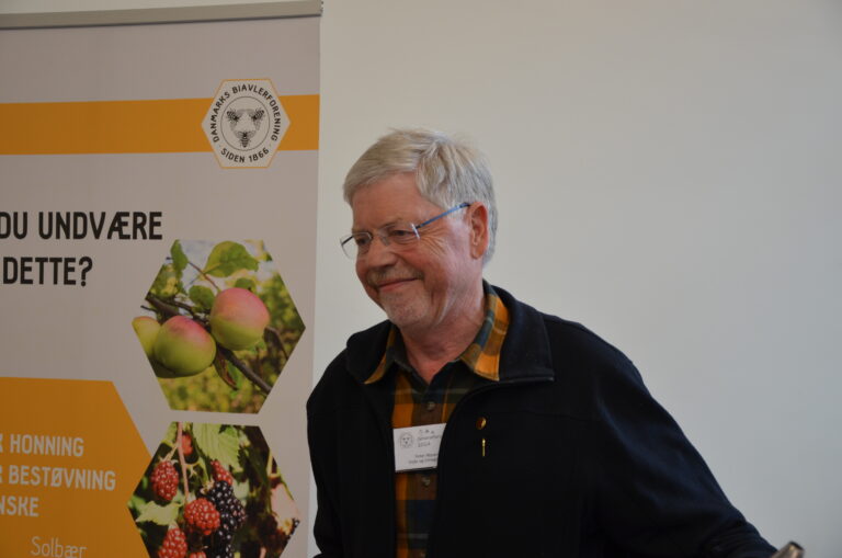 Peter Nissen får guldnålen | Biavl.dk